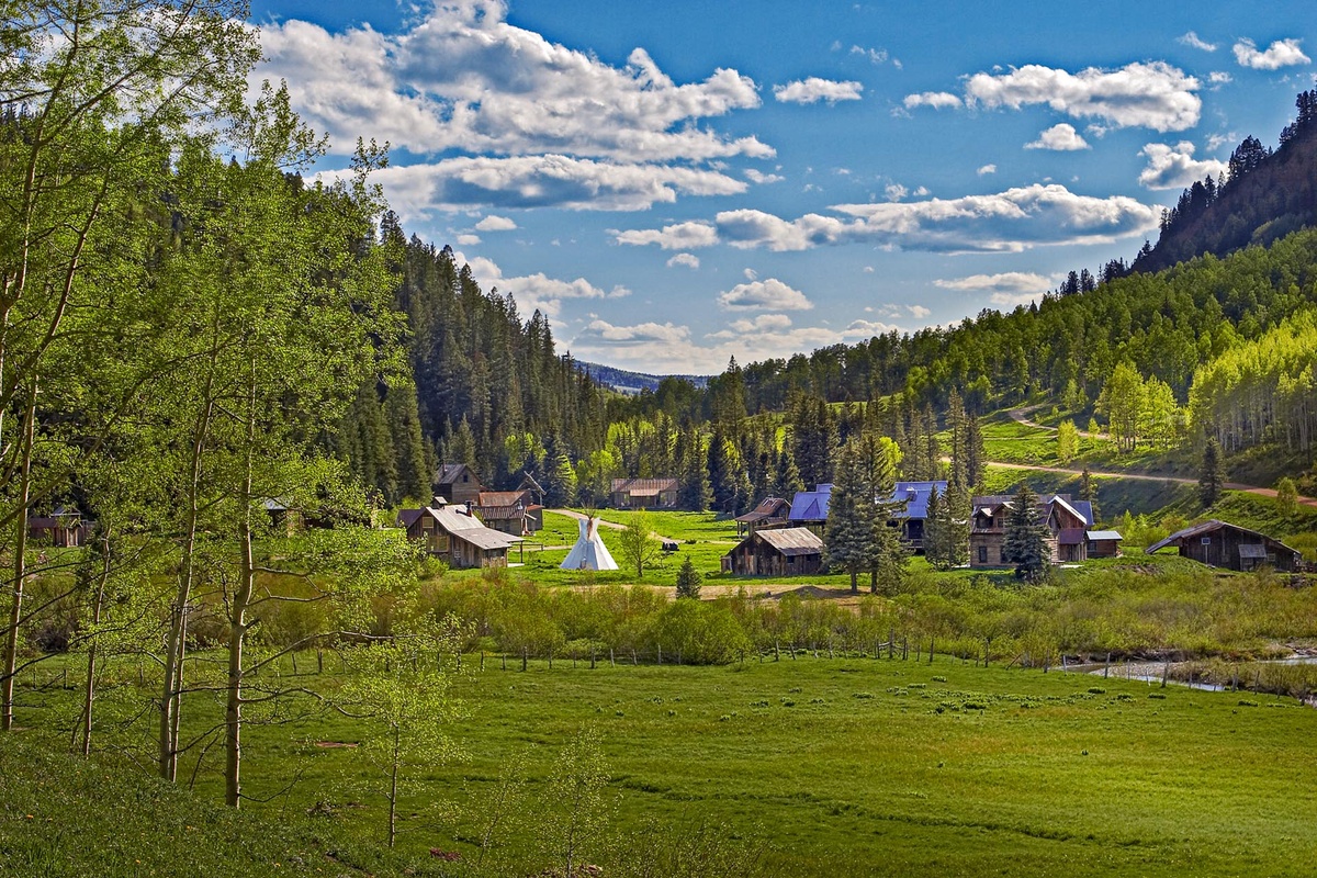 Dunton Hot Springs / USA - Gaby Jordan Travel
